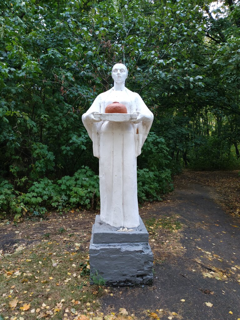 Park, sokak heykeli Девушка с караваем, Ulyanovsk, foto