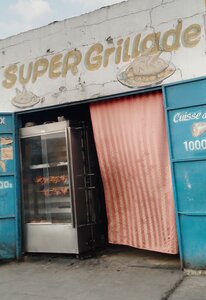 Super grillade (Brazzaville, Commune de Ouenzé, Avenue de la Tsiémé), restoran  Brazzaville'den