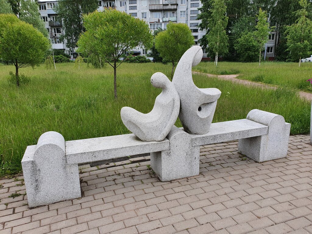 Park, sokak heykeli Он и она, Lomonosov, foto