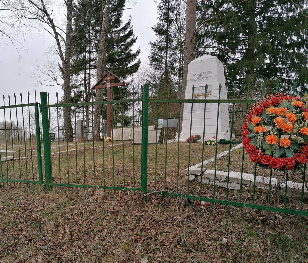 Anıt, heykel Воинское захоронение, Novgorodskaya oblastı, foto