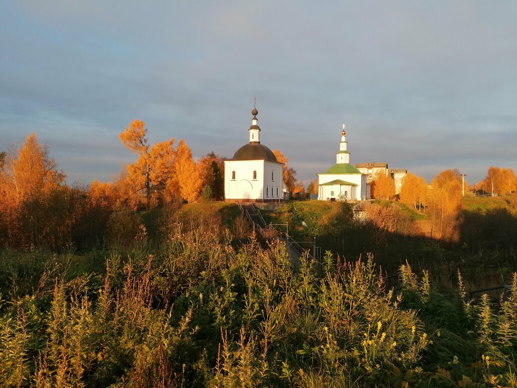 Şapel, haç anıtı Trekh Svyatiteley Ustvymskikh v Mikhaylo-Arkhangelskom Ust-Vymskom monastyre Chapel, Komi, foto
