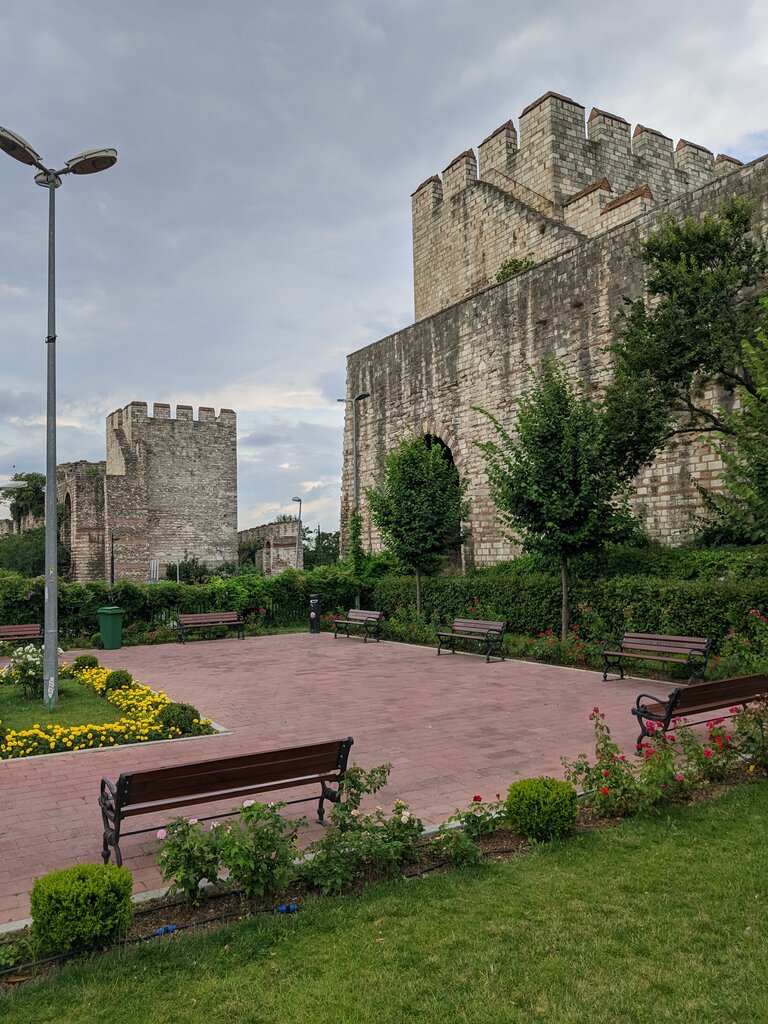 Park, sokak heykeli Sulu Kule Kapısı, İstanbul, foto