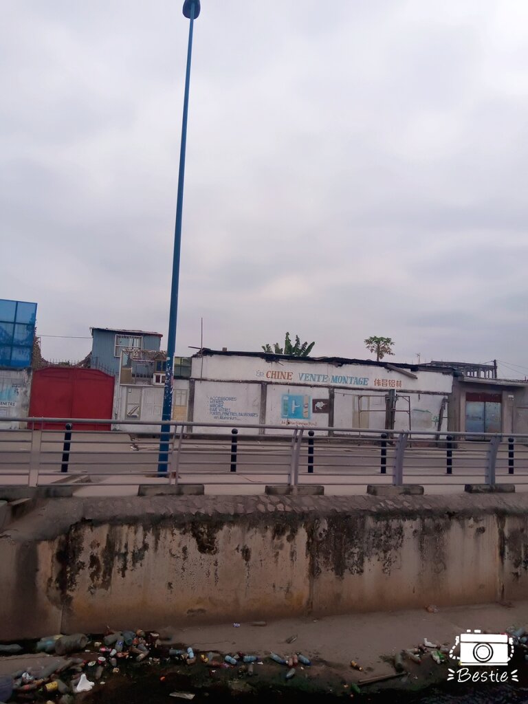 Kapılar Chine Vente Montage, Brazzaville, foto