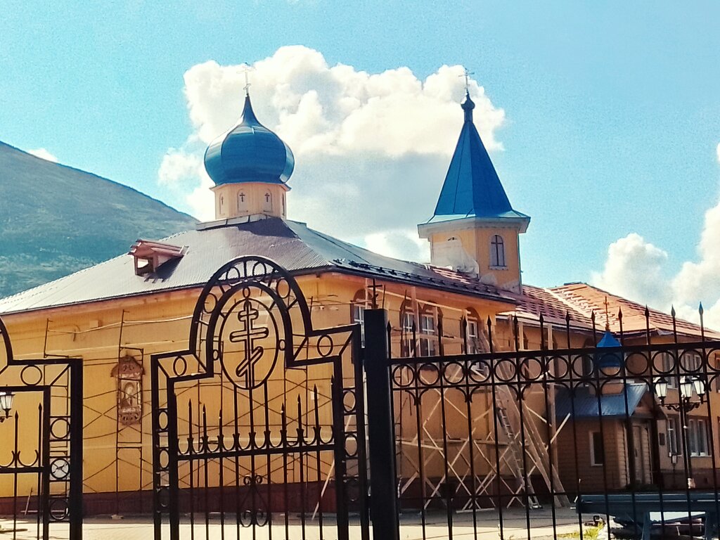 Ortodoks kiliseleri Tserkov Ikony Bozhiyey Materi Kazanskaya V Khibinogorskom monastyre, Kirovsk, foto