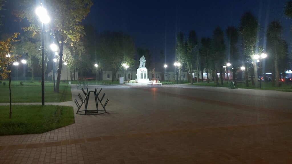 Anıt, heykel Братская могила советских воинов и партизан, Ivacevichi, foto