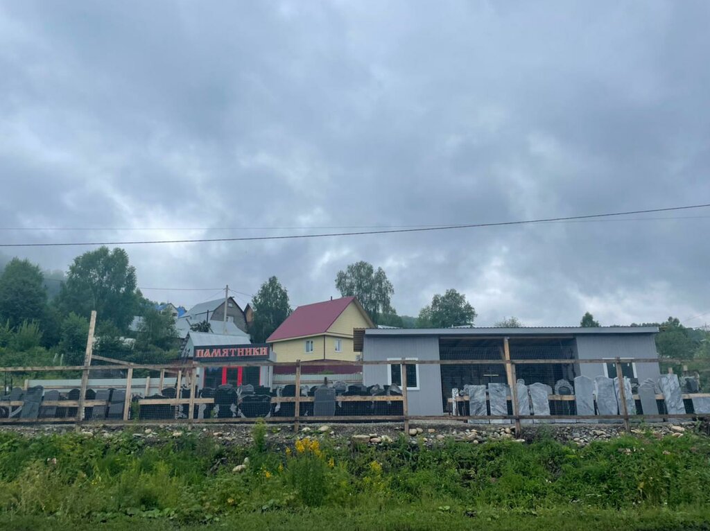 Heykel ve mezarlık taşı üreticileri Памятники, Mejdureçensk, foto