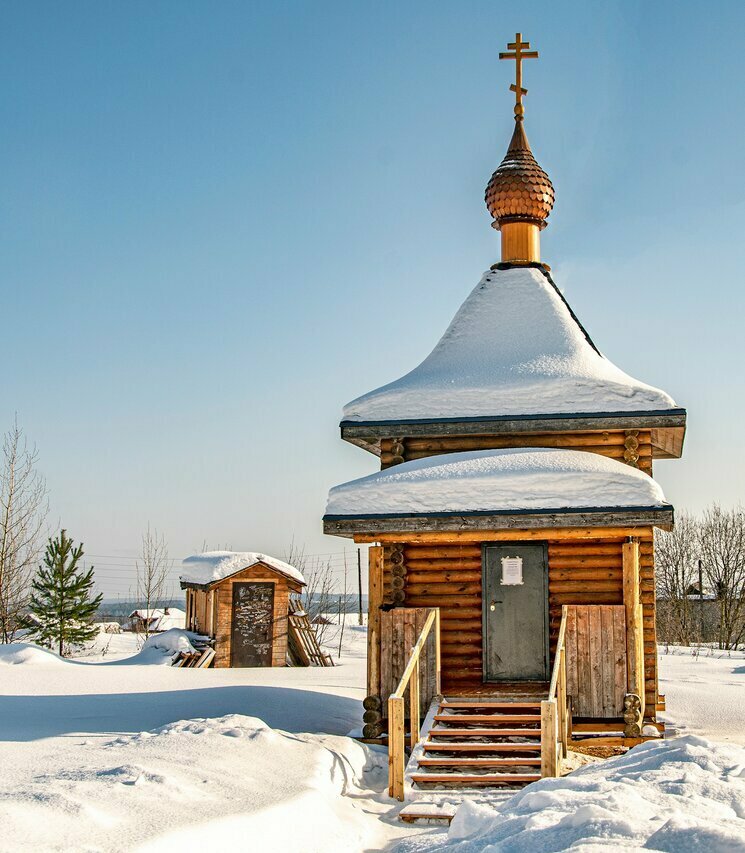 Şapel, haç anıtı Покровская часовня, Kirovskaya oblastı, foto