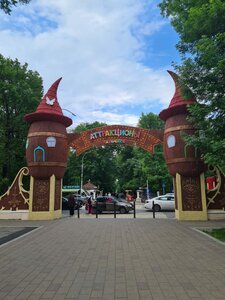 Amusement Park (Shogentsukova Avenue No:26), lunapark  Nalchik'ten