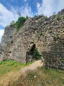У крепости (Autonomous Republic of Abkhazia, Ochamchirskiy munitsipalitet), kafe  Oçamçıra Bölgesi'nden