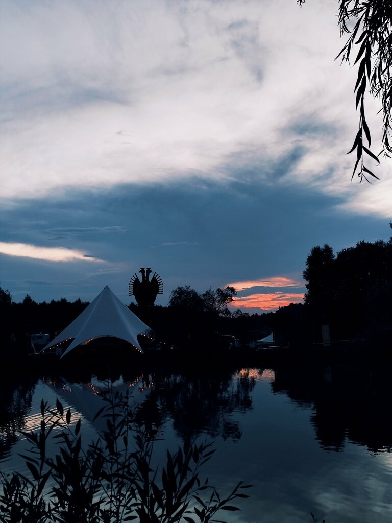 Kamp alanları Кемпинг Масленичная поляна, Kalujskaya oblastı, foto