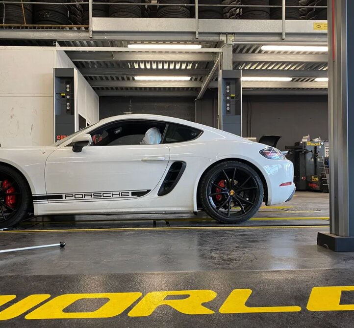 Jant ve lastikçiler Il Pneumatico di Varotto Driver Center Pirelli, Bolzano, foto