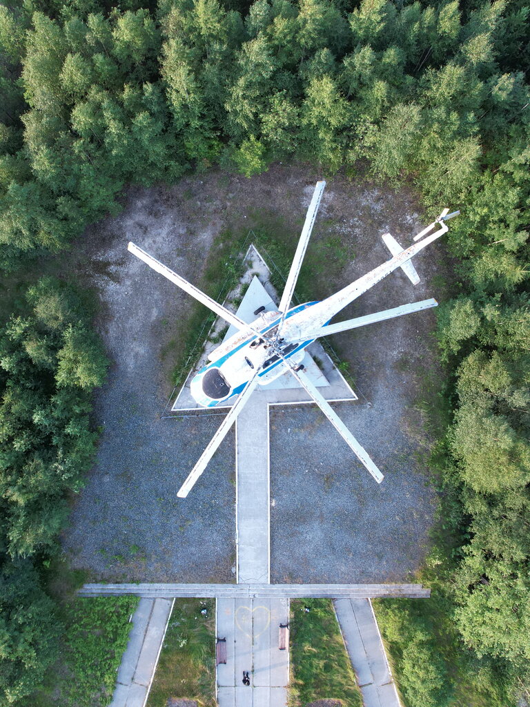 Anıt, heykel Авиаторам–первооткрывателям Тюменского Севера, Yamal‑Nenets Özerk Bölgesi, foto