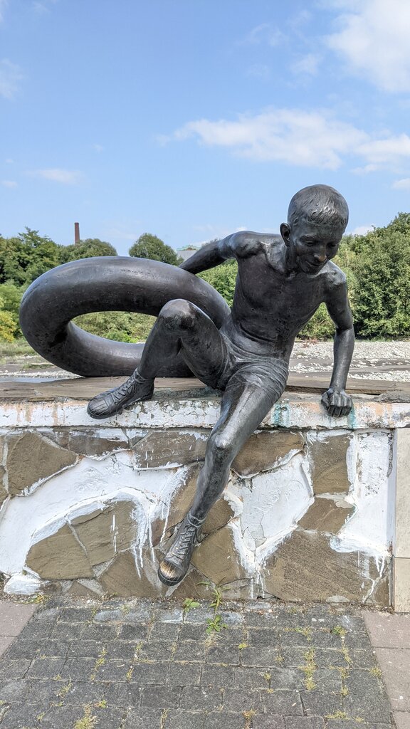 Park, sokak heykeli Boy with the tire, Vladikavkaz, foto