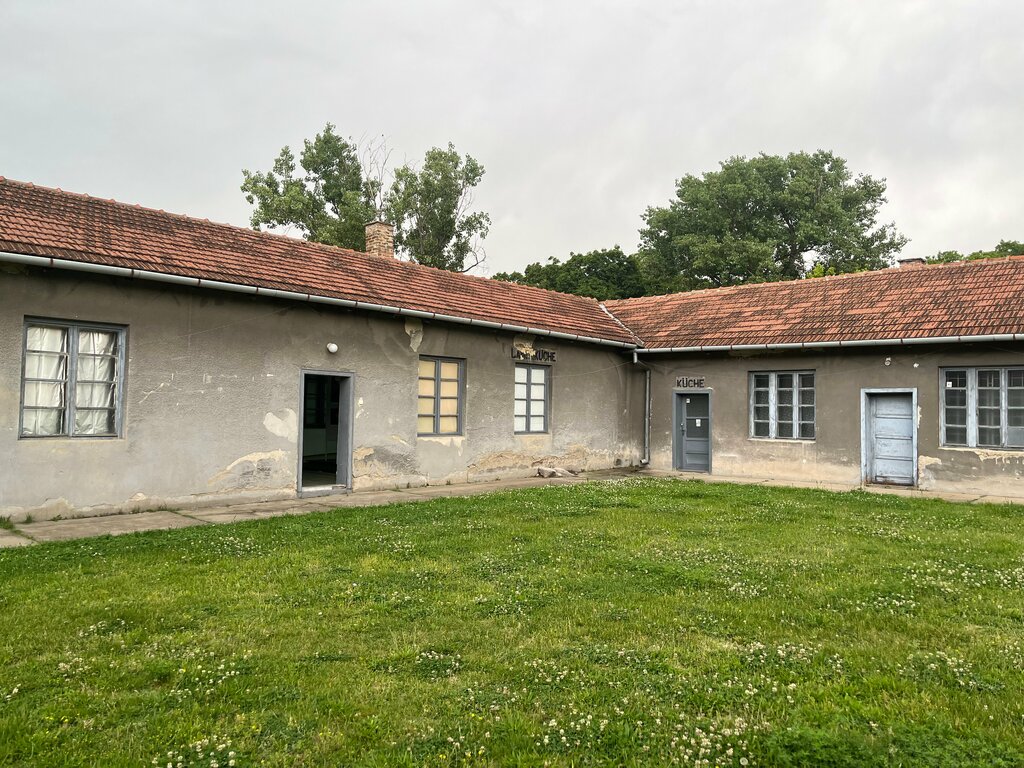 Müzeler ve sanat galerileri Мемориальный комплекс 12 фебруар, Nish, foto