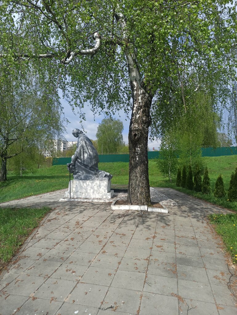 Anıt, heykel Скорбящая мать, Volozhin, foto