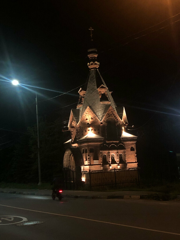 Ortodoks kiliseleri Chasovnya Ikony Bozhiyey Materi Tikhvinskaya u Varginskogo mosta, Serpuhov, foto