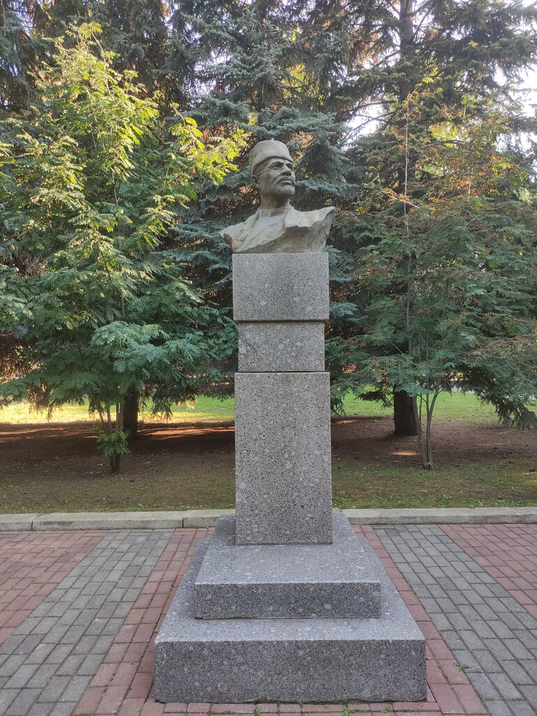 Anıt, heykel Bust of I.S. Yakutov, Ufa, foto