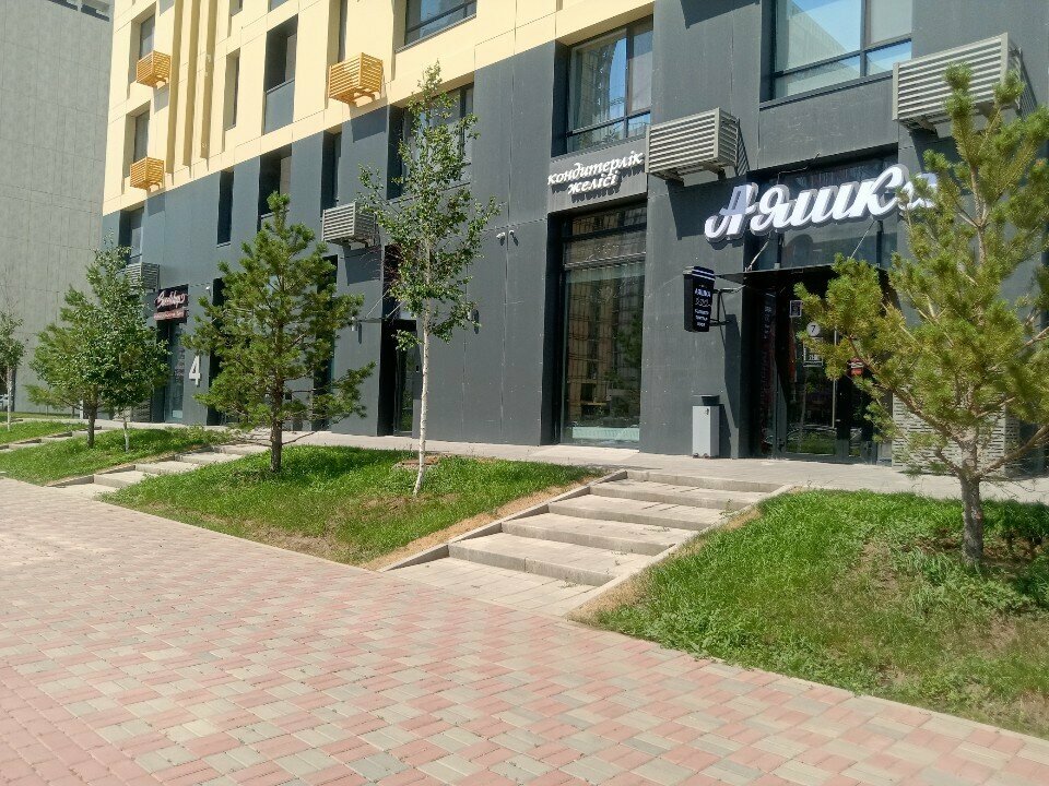 Parsel otomatı Kaspi Postomat, Astana, foto