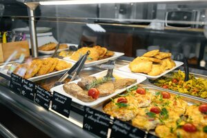 Hit Lunch (Mira Street No:117), kafe  Tolyatti'den (Togliatti'den)