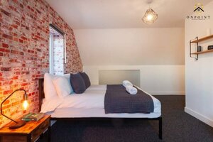 Modern 3-Storey Apartment & Free Parking (Wales, Rhondda Cynon Taff, William Street), otel  İngiltere'den