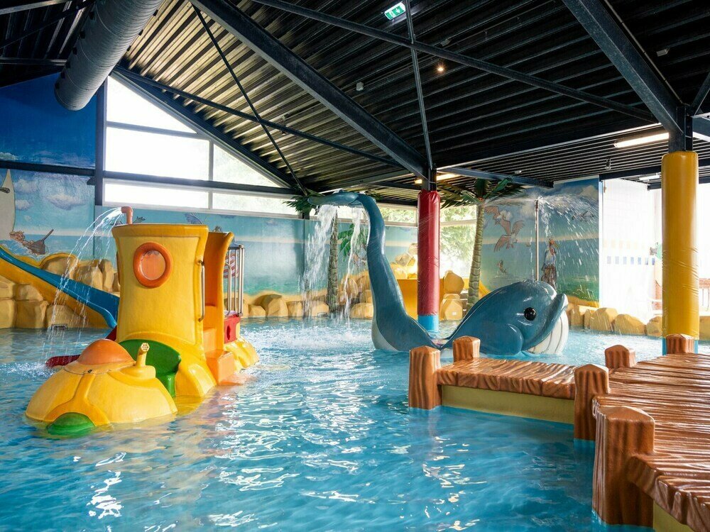 Otel Nice Villa in Sumar With Shared Pool, Friesland, foto