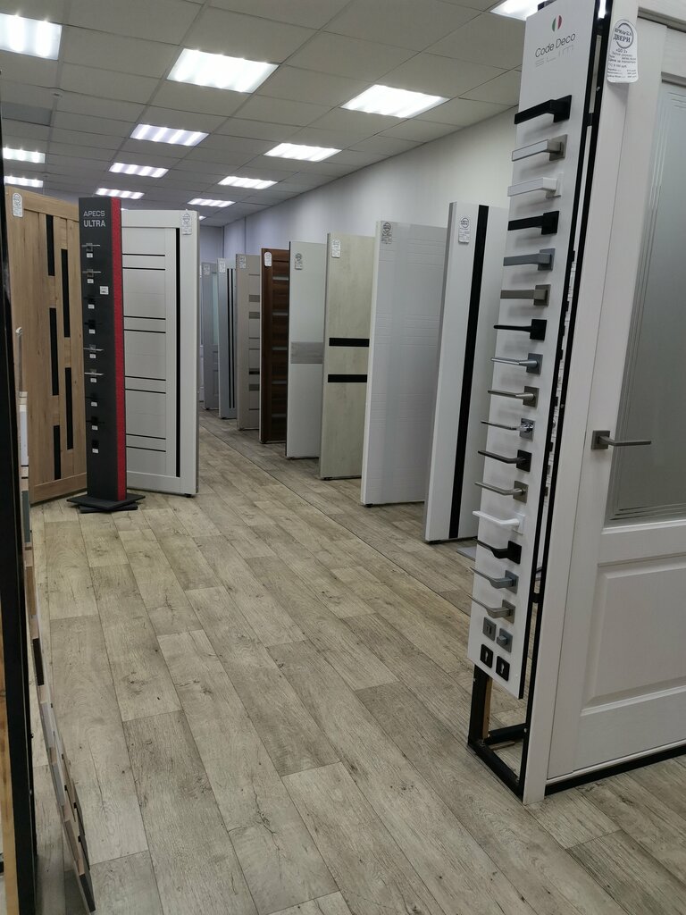 Kapılar Magazin Yarmarka Dveri, Liski, foto