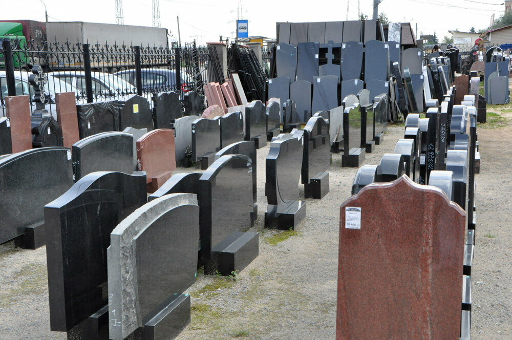 Heykel ve mezarlık taşı üreticileri Granite and marble, Labinsk, foto