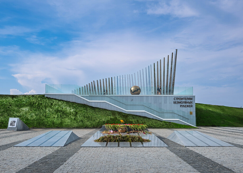 Anıt, heykel Строителям безмолвных рубежей, Çuvaşya, foto