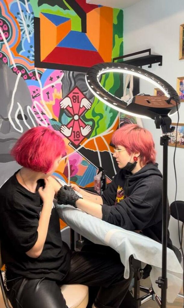 Dövmeciler Uzzz Studio, Moskova, foto