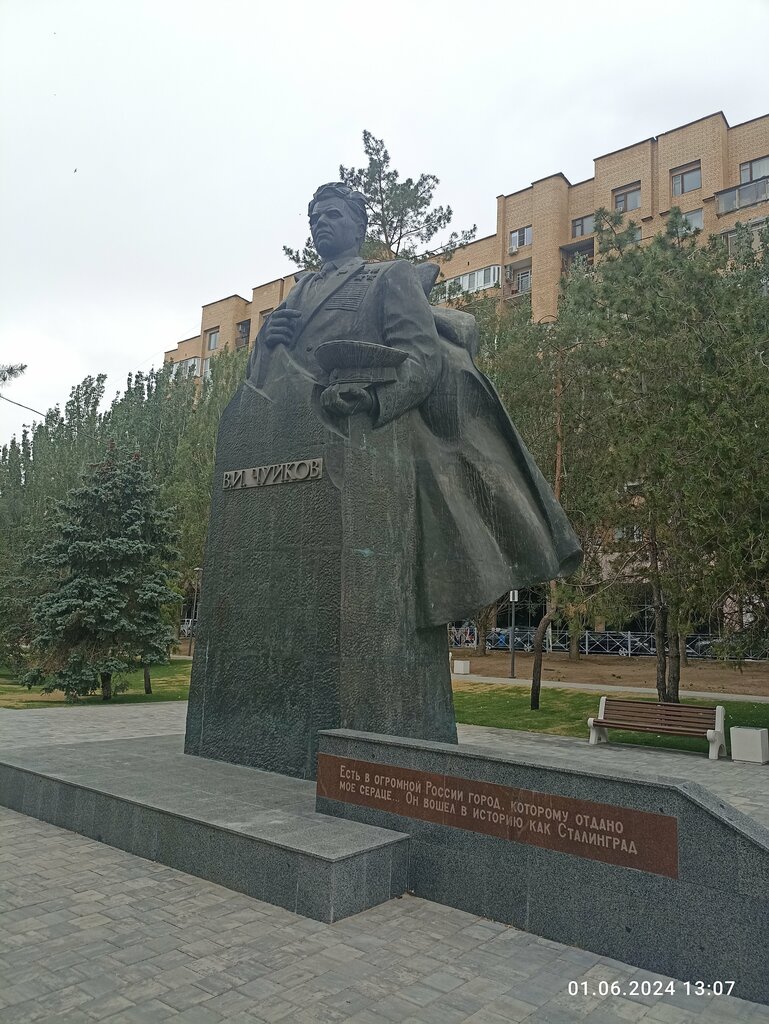 Anıt, heykel Vasily Ivanovich Chuykov, Volgograd, foto