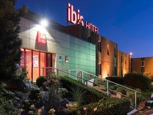Ibis Montbéliard (Bourgogne-Franche-Comté, Doubs, Arrondissement de Montbéliard, Montbéliard, Rue du Jura), otel  Montbéliard'dan