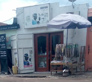Salon De Coiffure Esthétique (Brazzaville, Commune de Bacongo, Avenue des Trois Francs), kuaförler  Brazzaville'den