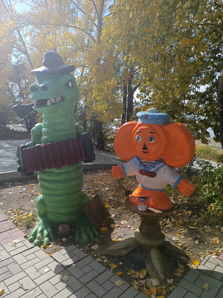 Park, sokak heykeli Гена и Чебурашка, Novosibirsk, foto