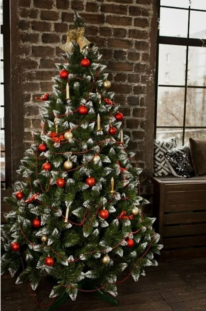 Yapay çam ağaçları ve süsleri Elkivdom, Voronej, foto