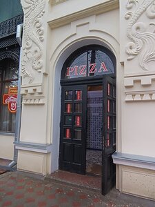 Old Crimean pizzeria (проспект Кирова No:21), pizzacılar  Simferopol'dan (Akmescit'ten)