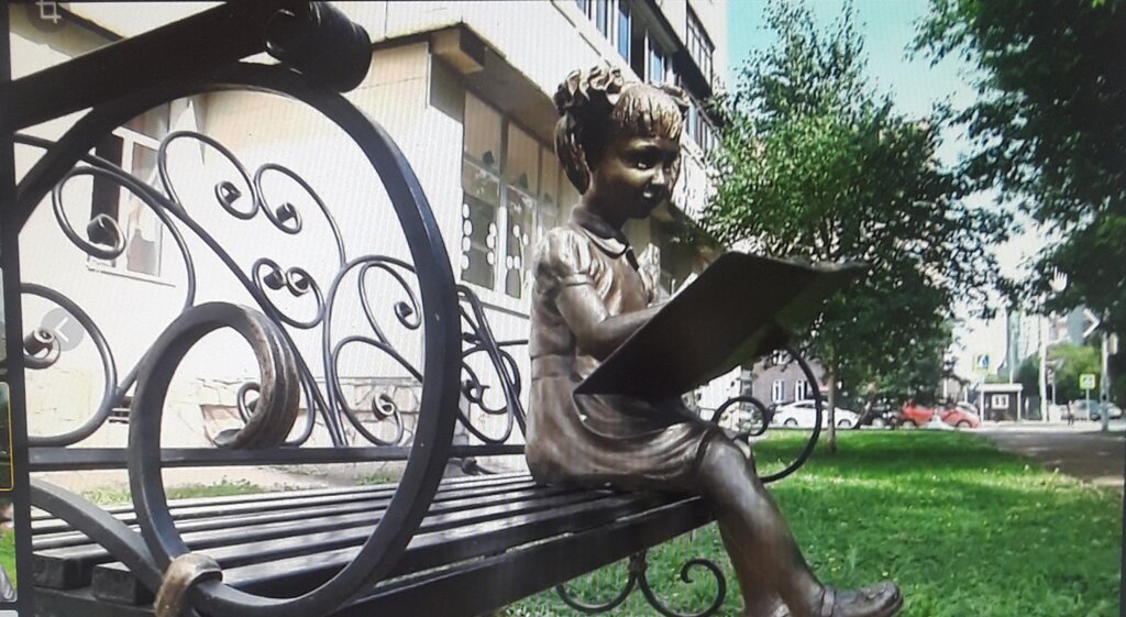 Park, sokak heykeli Девочка с книгой, Ufa, foto
