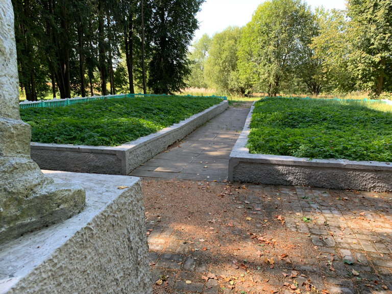 Anıt, heykel Братская могила, Mogiliovskaya oblastı, foto