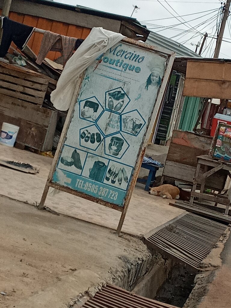 Giyim mağazası Mercino boutique, Akra, foto