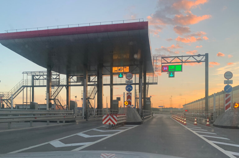 Otoban gişeleri Toll Plaza 524 km M11, Novgorodskaya oblastı, foto
