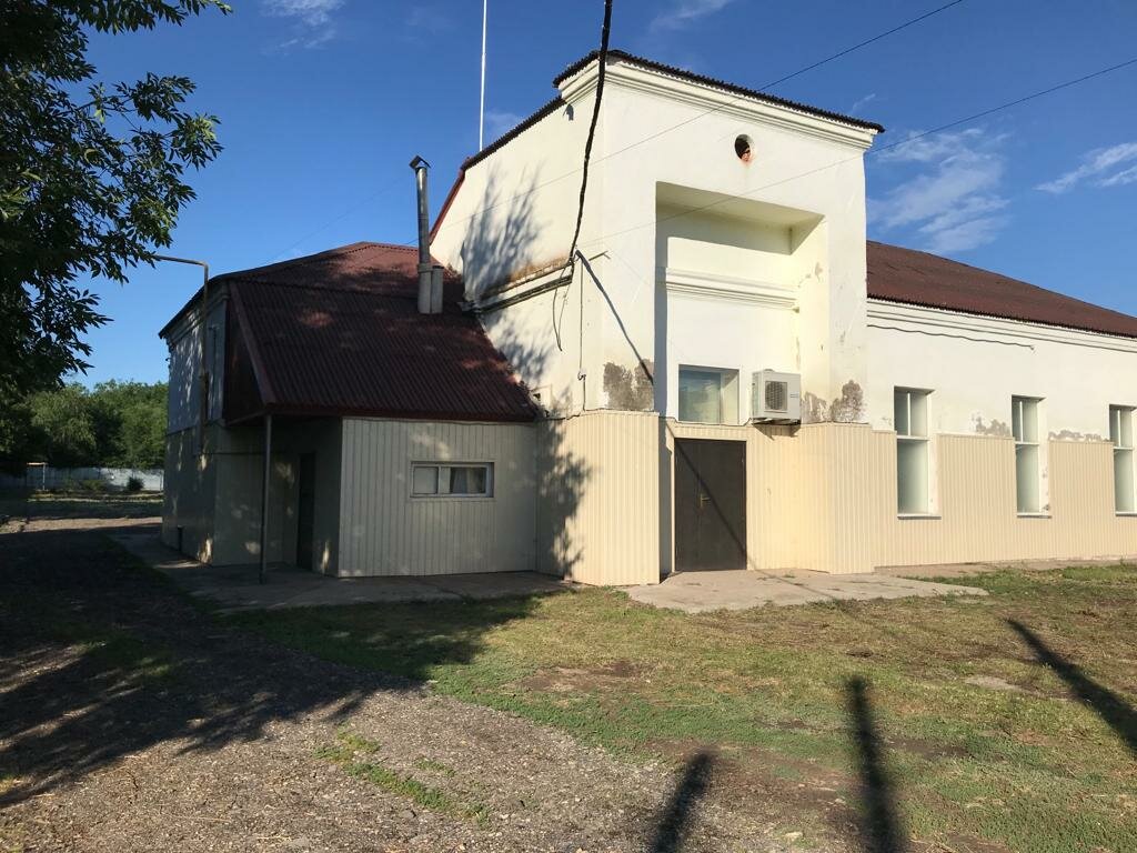 Su satışı Zavod Zhemchuzhina Zavolzhya Studenitsa, Saratovskaya oblastı, foto