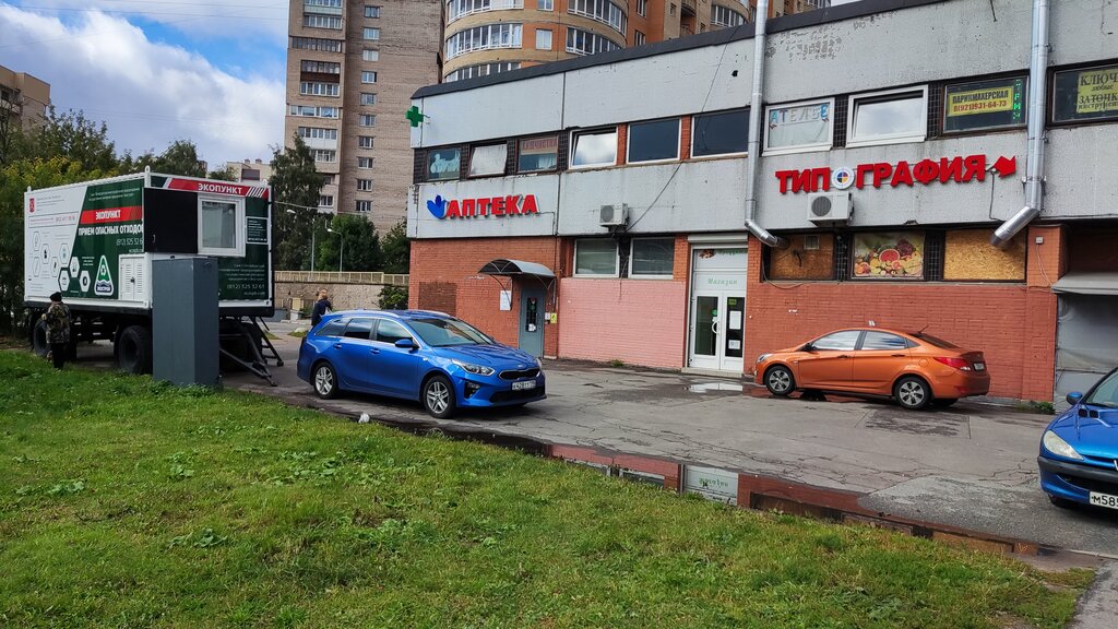 Ayrı çöp toplama noktası Ekopunkt, Saint‑Petersburg, foto