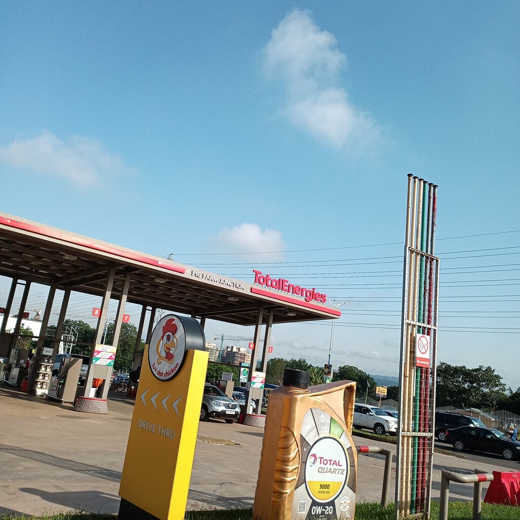 Benzin istasyonu Pig Farm Total Service Station, Akra, foto