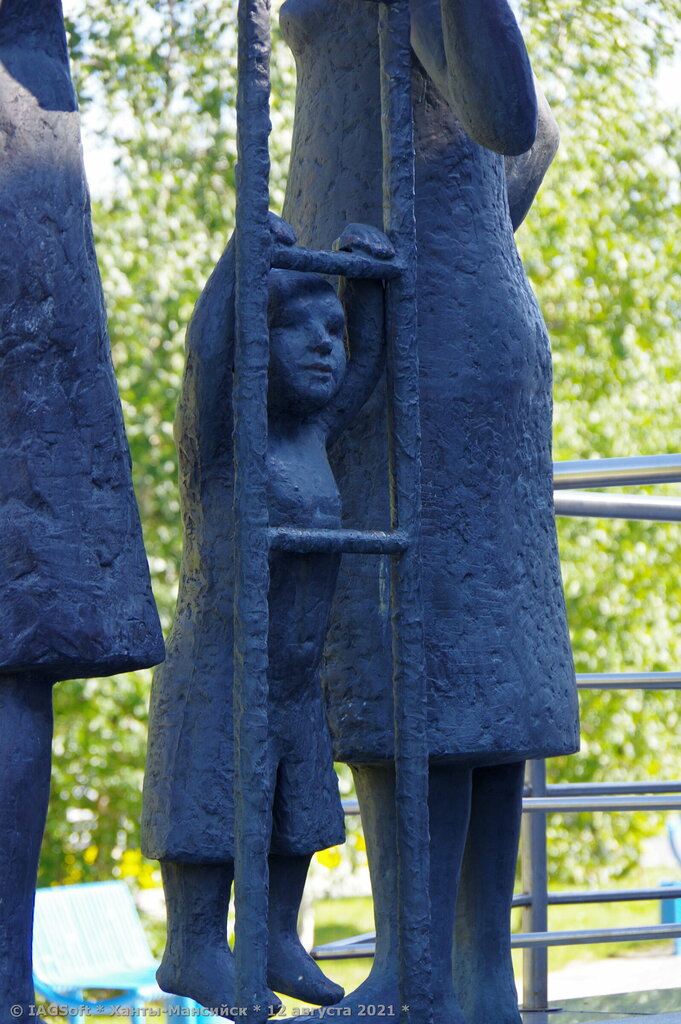 Park, sokak heykeli Лестница жизни, Hantı‑Mansi, foto
