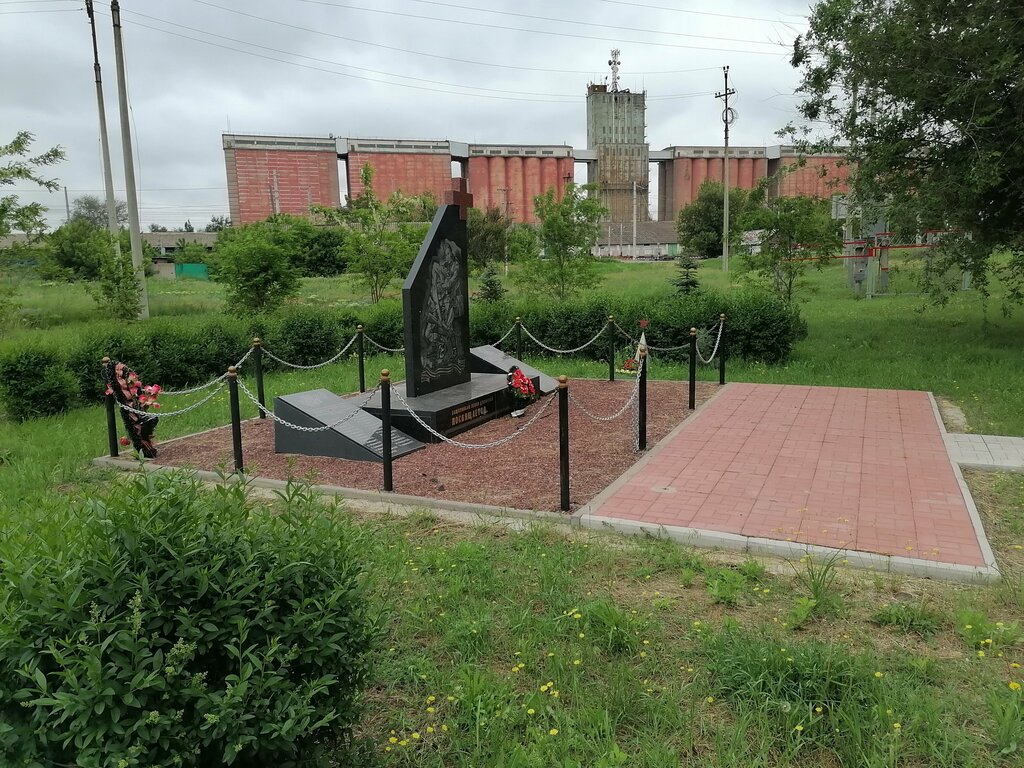 Anıt, heykel Защитникам земли Дубовской, Rostovskaya oblastı, foto