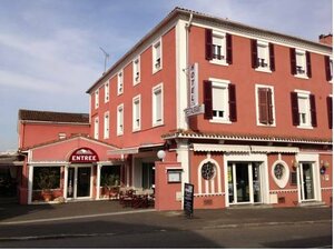 Hôtel Les Pyrénées (Nouvelle-Aquitaine, Landes, Saint-Pierre-du-Mont, Avenue du 34e Régiment d'Infanterie), otel