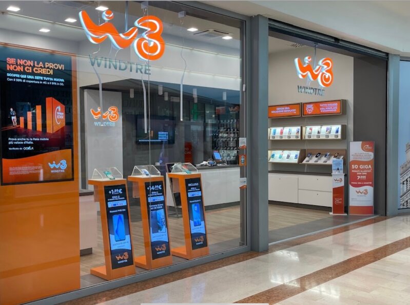 Cep telefonu ve aksesuarları satış mağazaları Windtre Pistoia C. C. Panorama, Toskana, foto