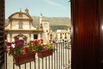 B&b Donna Laura (Piazza Duomo No:13, Carini), otel  Sicilya'dan