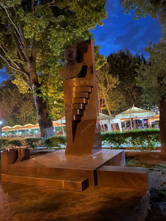 Anıt, heykel Bust of Vazgen Sargsyan, Erivan, foto