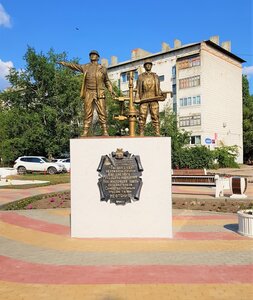 Памятник нефтяникам-первопроходцам (Volgograd Region, Zhirnovsk, ulitsa Matrosova), anıt, heykel  Jirnovsk'tan