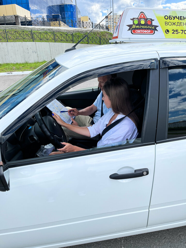 Sürücü kursları Светофор, Saratov, foto